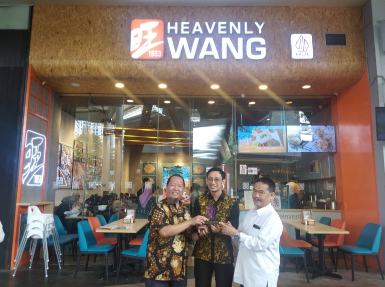 The Legend Of Singaporean Kopitiam Heavenly Wang Officially Halal Certified | LPPOM MUI